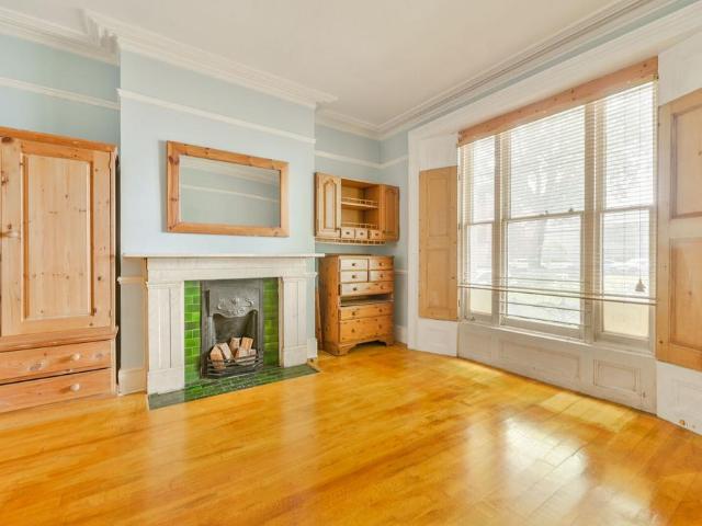 Chiswick High Road, Chiswick, London, W4 1 bed flat to rent £3,200 pcm £738 pw