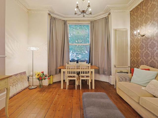Chiswick High Road, Chiswick, London, W4 2 bed apartment to rent £2,250 pcm £519 pw