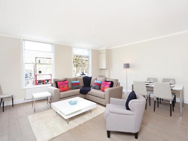 Chiswick High Road, Chiswick, London, W4 2 bed flat to rent £2,700 pcm £623 pw