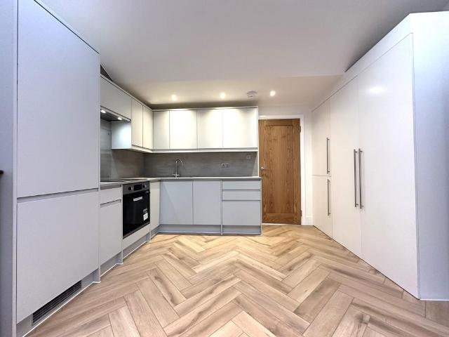 Chiswick High Road, Chiswick, London 1 bed flat to rent £2,150 pcm £496 pw