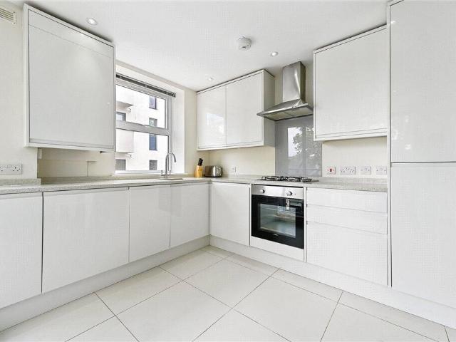 Chiswick High Road, Chiswick W4, 2 bed flat to rent, £2,500 pcm | PrimeLocation