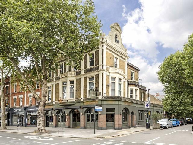 Chiswick High Road, Chiswick W4, 2 bed flat to rent, £2,800 pcm | PrimeLocation