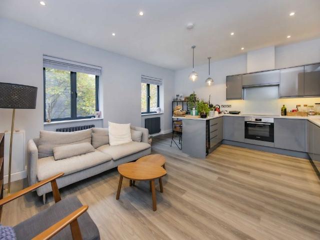 Chiswick High Road, Chiswick W4, 2 bed flat to rent, £2,900 pcm | PrimeLocation