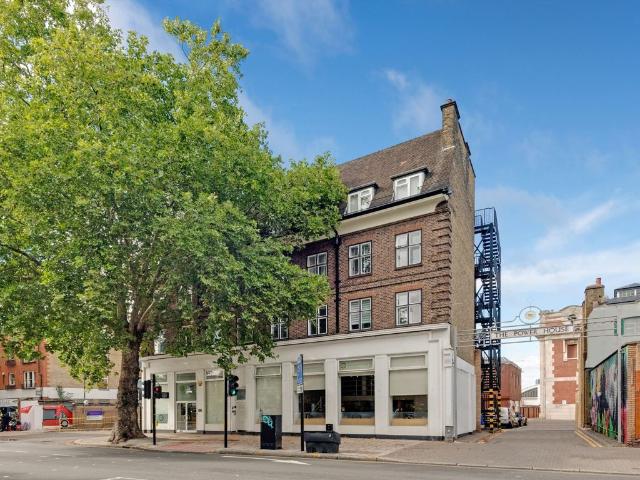 Chiswick High Road, Chsiwick W4, 3 bed flat to rent, £3,300 pcm | PrimeLocation