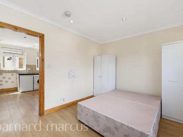 Chiswick High Road, London, Chiswick