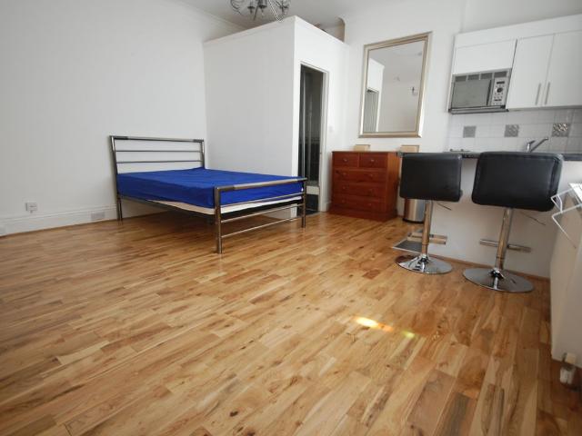 Chiswick High Road, London W4, Studio to rent, £1,200 pcm | PrimeLocation
