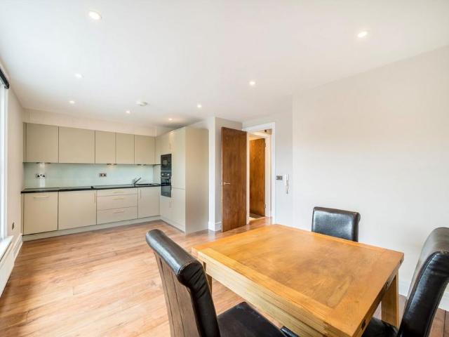 Chiswick High Road, London W4 1 bed flat to rent £2,300 pcm £531 pw