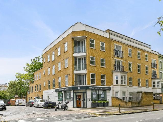 Chiswick High Road, London W4 1 bed flat to rent £2,400 pcm £554 pw