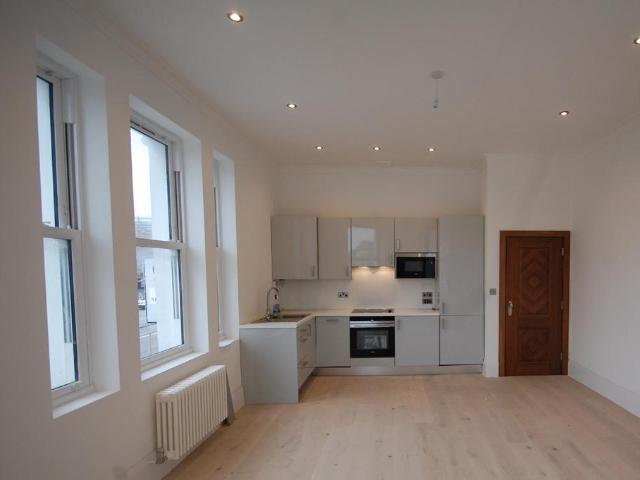 Chiswick High Road, London W4 2 bed apartment to rent £1,803 pcm £416 pw