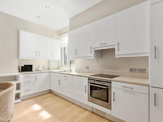 Chiswick High Road, London W4 2 bed apartment to rent £2,600 pcm £600 pw