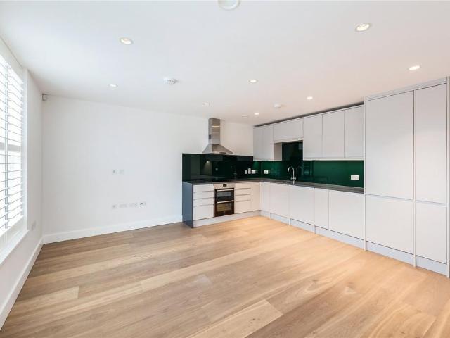 Chiswick High Road, London, W4 2 bed apartment to rent £2,750 pcm £635 pw