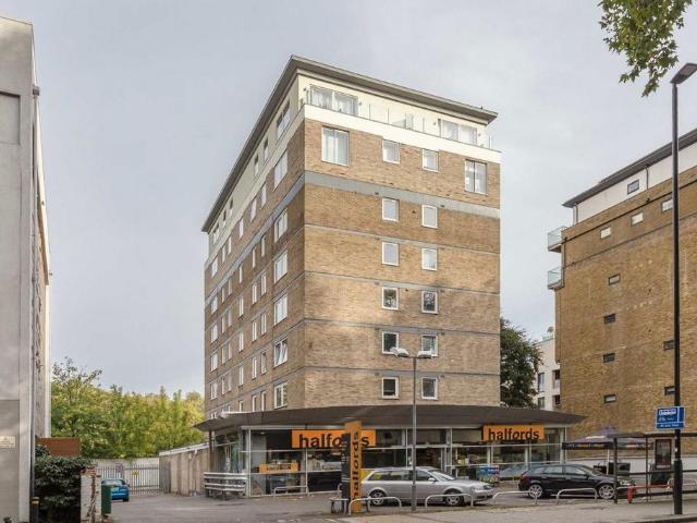 Chiswick High Road, London W4 2 bed flat to rent £2,400 pcm £554 pw