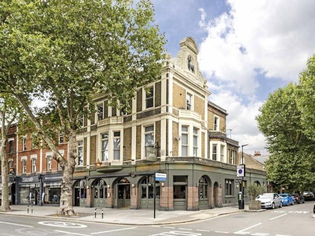 Chiswick High Road, London W4 2 bed flat to rent £2,600 pcm £600 pw