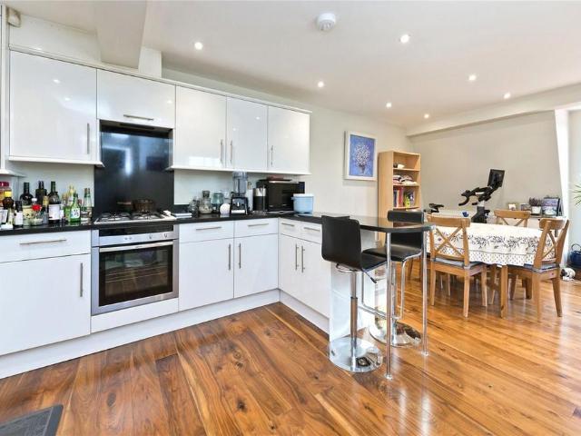 Chiswick High Road, London W4 2 bed flat to rent £3,100 pcm £715 pw