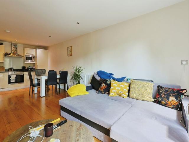 Chiswick High Road, London, W4 4HS