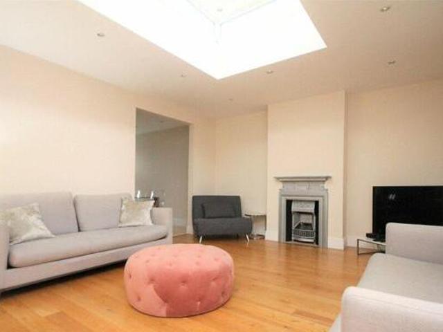 Chiswick High Road, London, 2 Bedroom Apartment