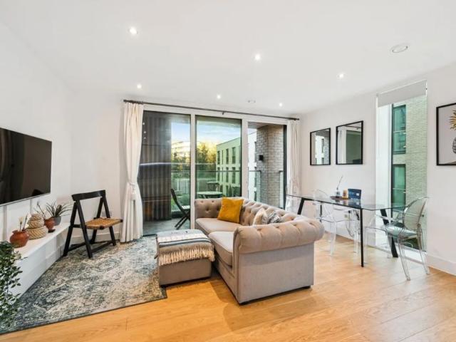 Chiswick High Road, W4 5AG, London