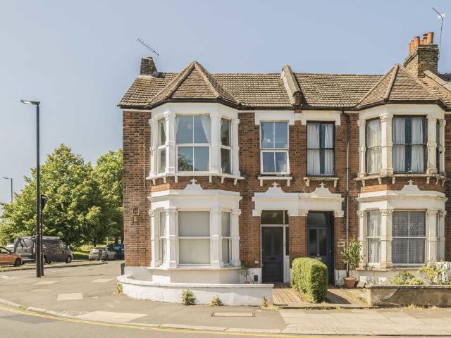 Chiswick Lane, Chiswick W4, 3 bed flat to rent, £3,200 pcm | PrimeLocation