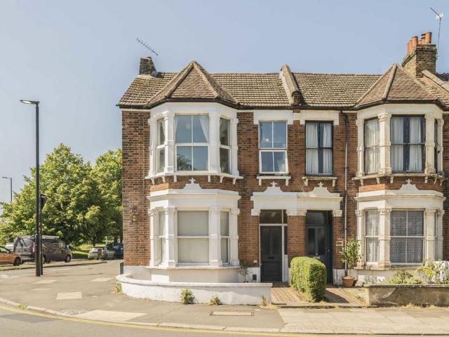 Chiswick Lane, London W4 3 bed flat to rent £3,200 pcm £738 pw