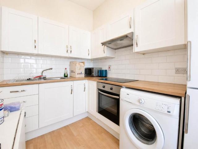 Chiswick, London 2 bed apartment to rent £1,900 pcm £438 pw