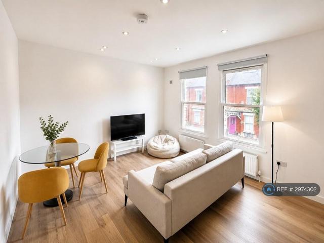 Chiswick, London, W4 3 bed flat to rent £3,200 pcm £738 pw