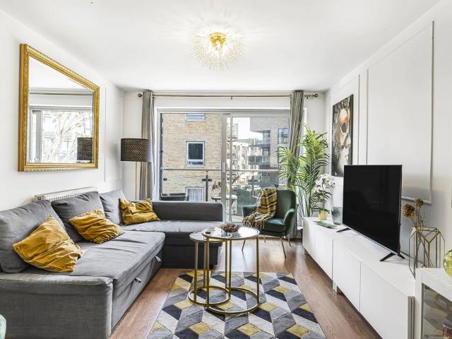 Chrisp Street, London, E14 2 bed apartment to rent £2,300 pcm £531 pw