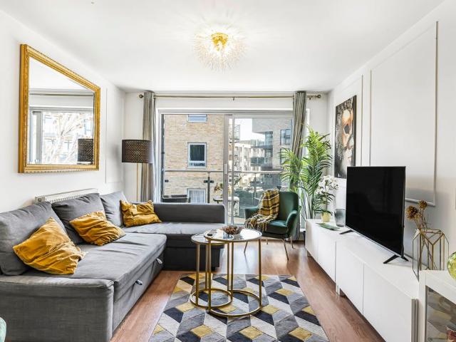 Chrisp Street, London E14, 2 bed flat to rent, £2,300 pcm | PrimeLocation