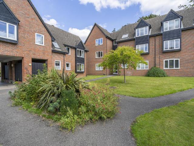 Christchurch Close, Herts AL3 2 bed apartment to rent £2,000 pcm £462 pw