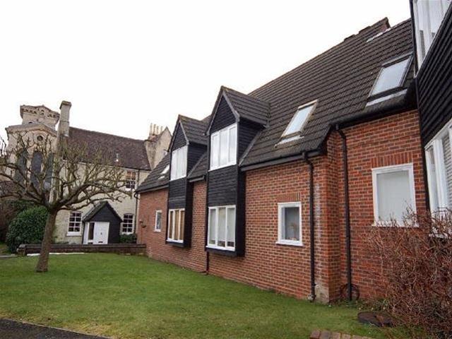 Christchurch Close, St Albans Studio to rent £1,000 pcm £231 pw