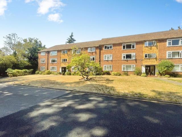Christchurch Road, Virginia Water. 2 bed apartment to rent £1,600 pcm £369 pw