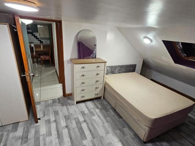 Christchurch Road, Ilford IG1 2 bed flat to rent £1,750 pcm £404 pw