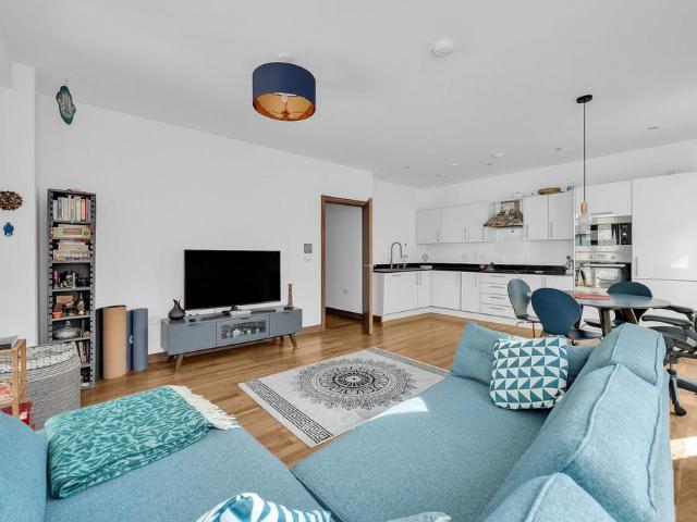 Christchurch Way, London SE10 2 bed flat to rent £2,450 pcm £565 pw
