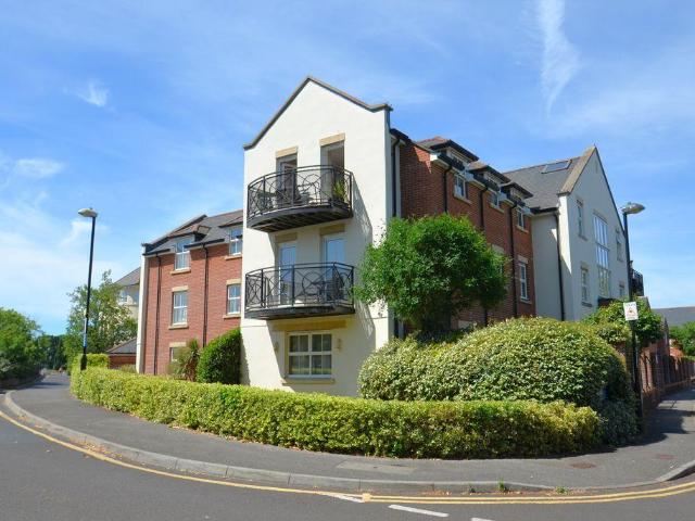CHRISTCHURCH TOWN CENTRE 2 bed apartment to rent £1,295 pcm £299 pw