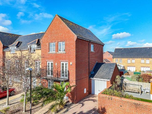 CHRISTCHURCH TOWN CENTRE 4 bed townhouse to rent £2,400 pcm £554 pw