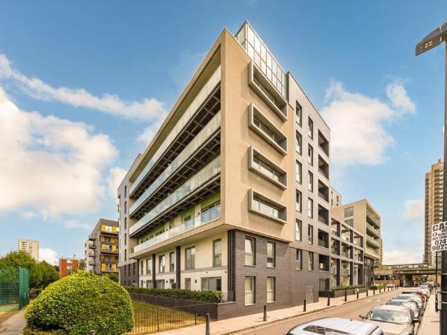 Christian Street, London E1 2 bed flat to rent £2,800 pcm £646 pw