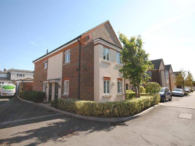 Christie Court, Watford WD18, 2 bed maisonette to rent, £1,550 pcm | PrimeLocation