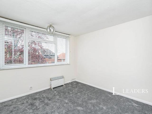 Christine Court, Cobbett Road, SO18 2 bed flat to rent £1,050 pcm £242 pw
