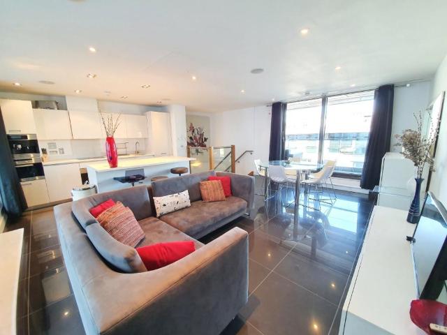 Christopher Court, 97 Leman Street. 2 bed apartment to rent £3,900 pcm £900 pw