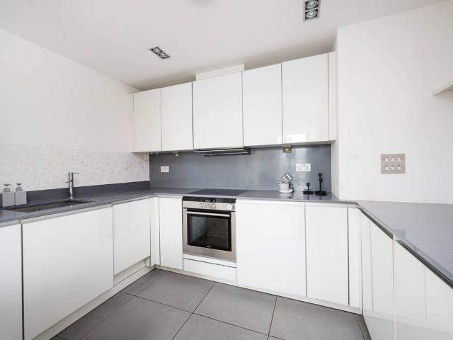 Christopher Court, Aldgate, London E1, 1 bed flat to rent, £3,500 pcm | PrimeLocation