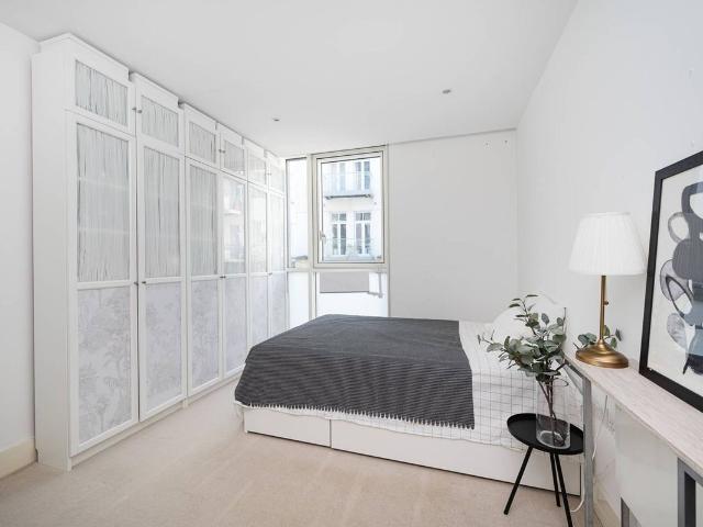 Christopher Court, Aldgate, London E1, 1 bed flat to rent, £2,600 pcm | PrimeLocation