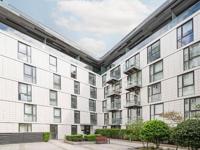 Christopher Court, Leman Street, Aldgate, London E1, 2 bed flat to rent, £3,250 pcm | PrimeLocation