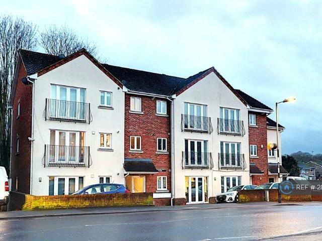 Christopher Martin Place, Billericay. 2 bed flat to rent £1,600 pcm £369 pw
