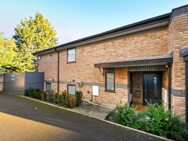 Church Grove, Hampton Wick, Kingston. 1 bed flat to rent £3,315 pcm £765 pw