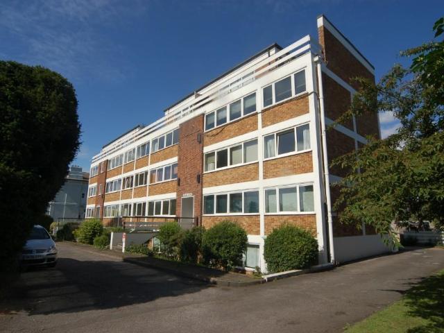 Church Grove, Hampton Wick, Kingston. 2 bed flat to rent £1,800 pcm £415 pw