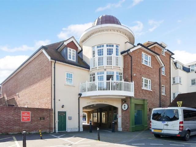 Church Square, Chichester 2 bed apartment to rent £1,590 pcm £367 pw