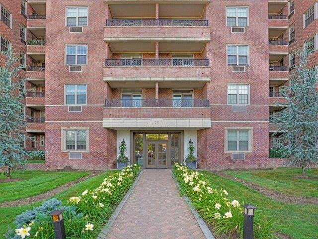 Church St Apt B, Greenwich, Condo For Sale