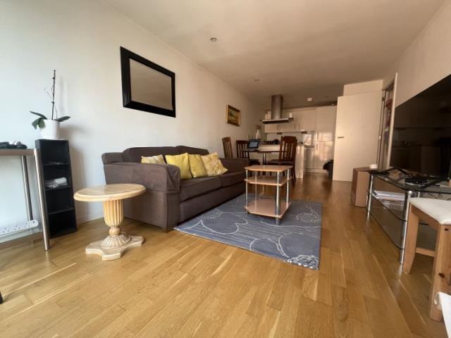 Church Street East, Woking, GU21 2 bed flat to rent £1,650 pcm £381 pw