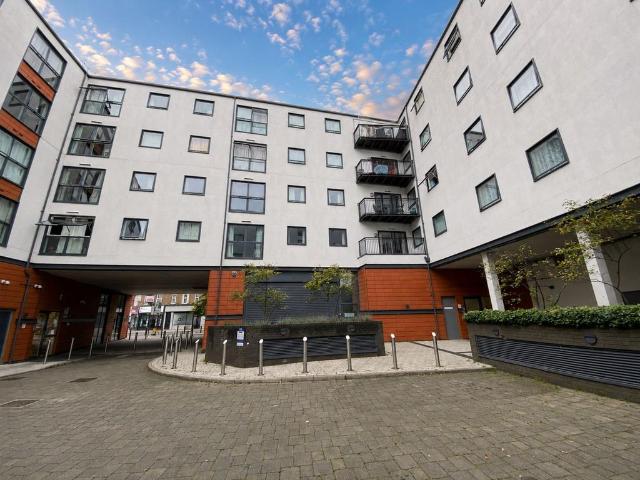 Church Street, Epsom KT17 2 bed flat to rent £1,800 pcm £415 pw