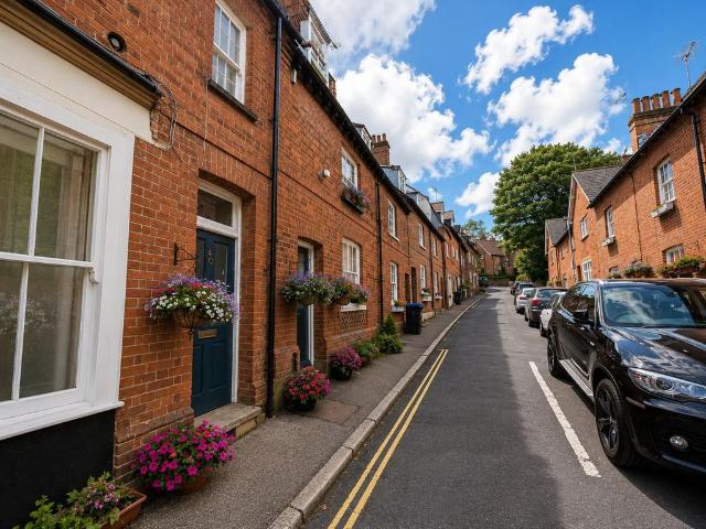 Church Street, Hatfield, AL9 3 bed terraced house to rent £2,100 pcm £485 pw