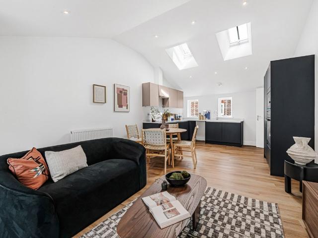 Church Street, Reigate RH2, 2 bed flat to rent, £2,000 pcm | PrimeLocation
